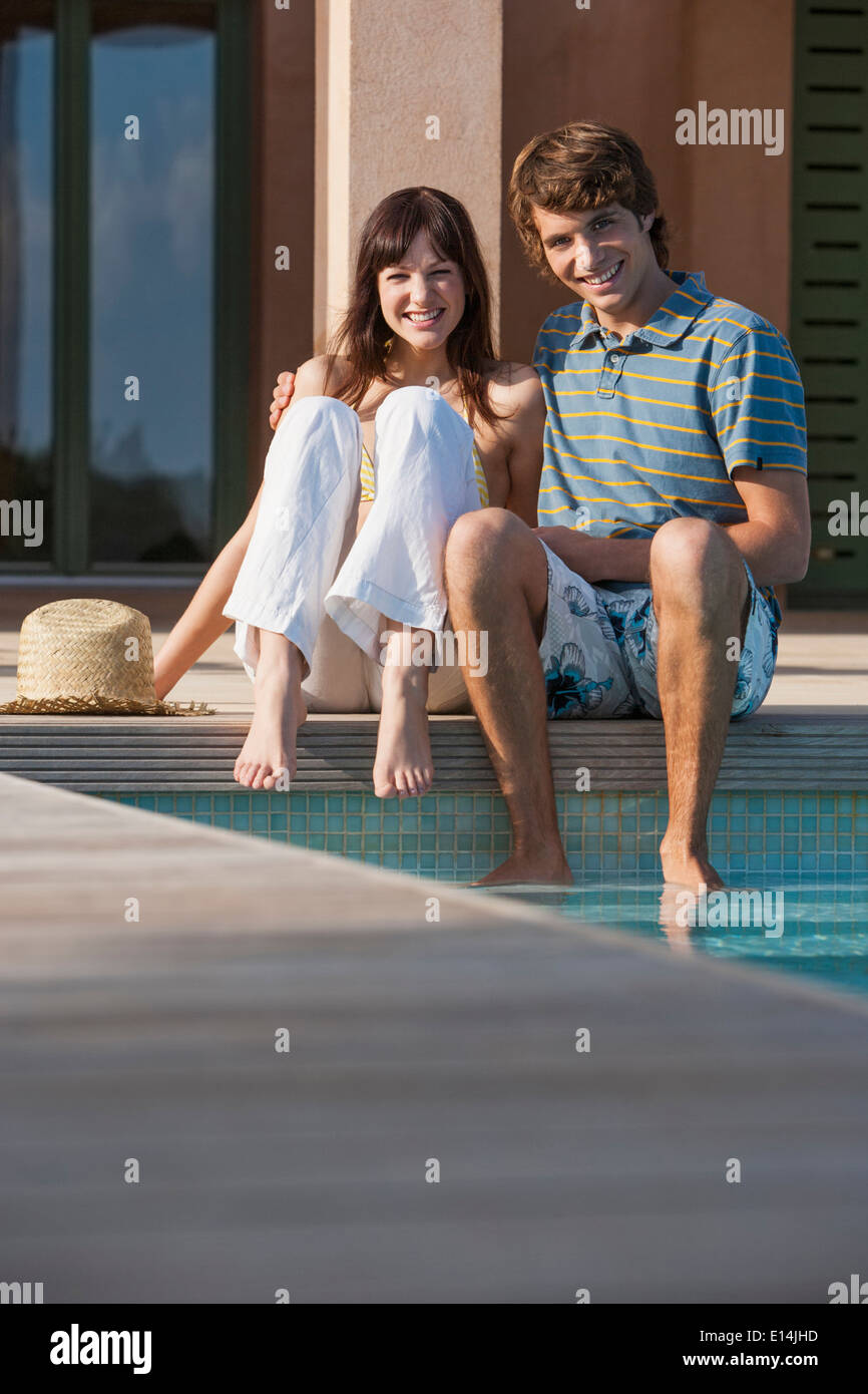 People sitting around pool hi-res stock photography and images - Alamy