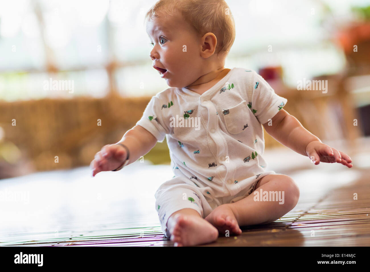 Children sitting floor hi-res stock photography and images - Alamy