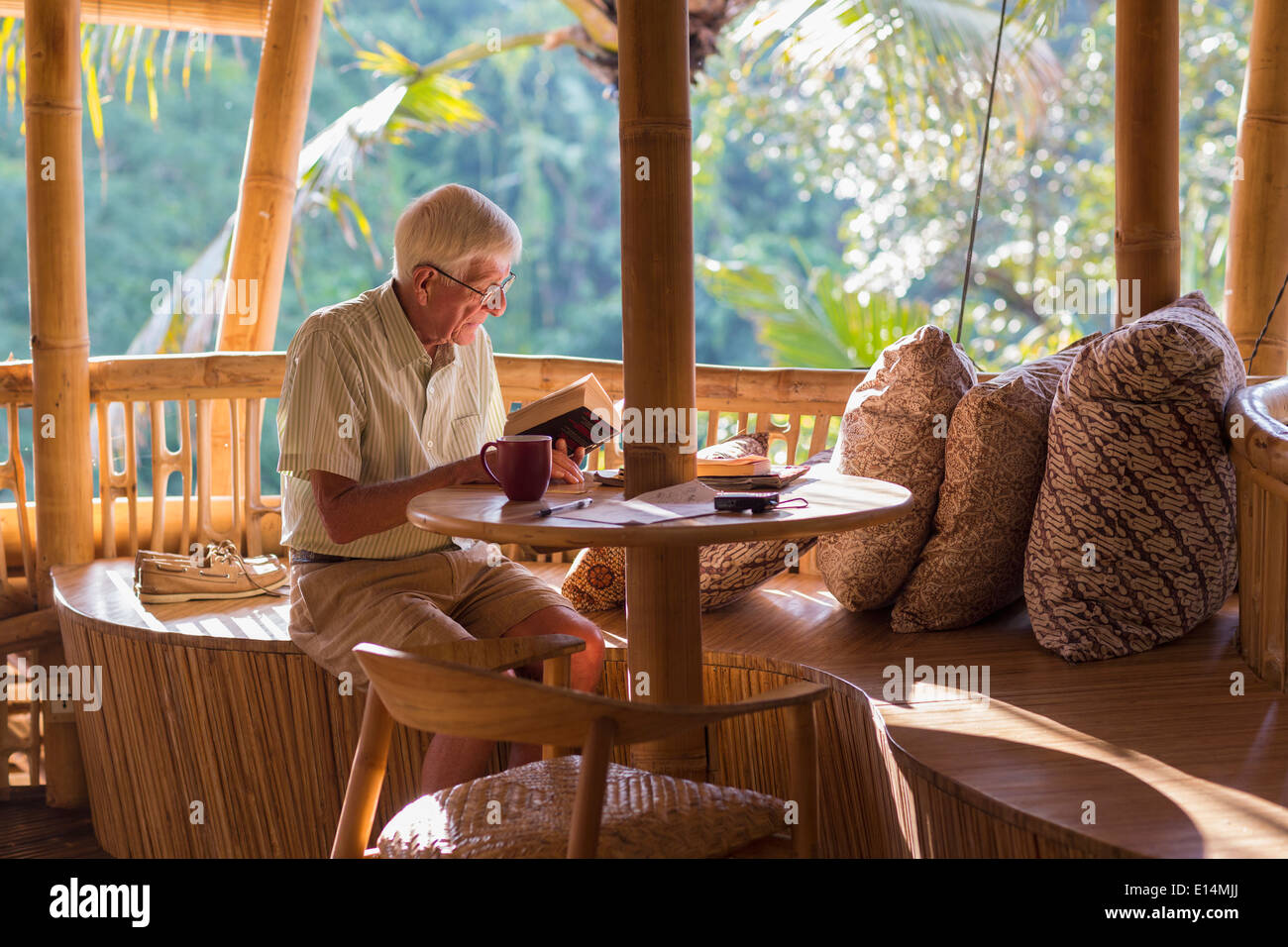 Reading table hi-res stock photography and images - Alamy