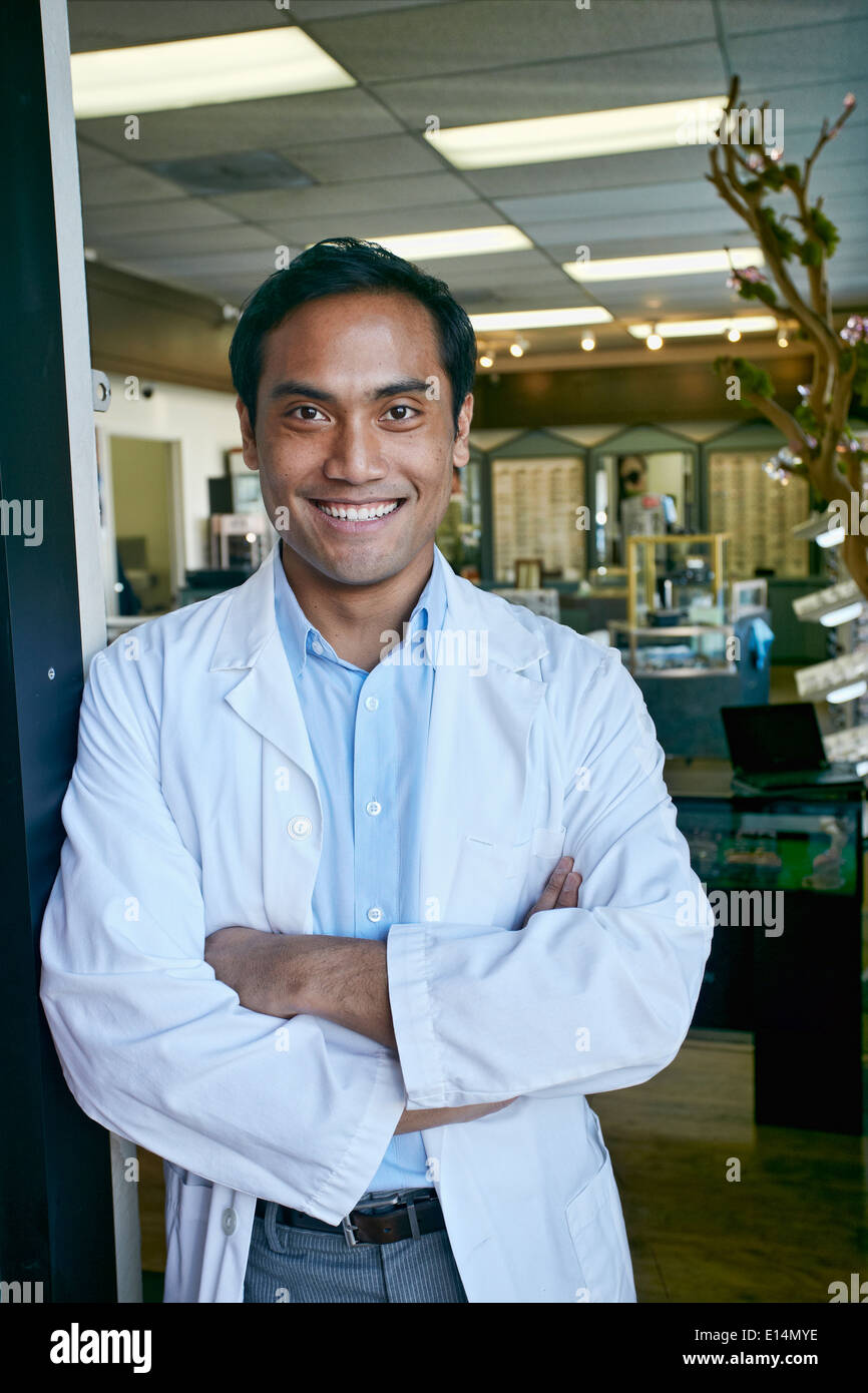 Filipino optometrist smiling in office Stock Photo - Alamy