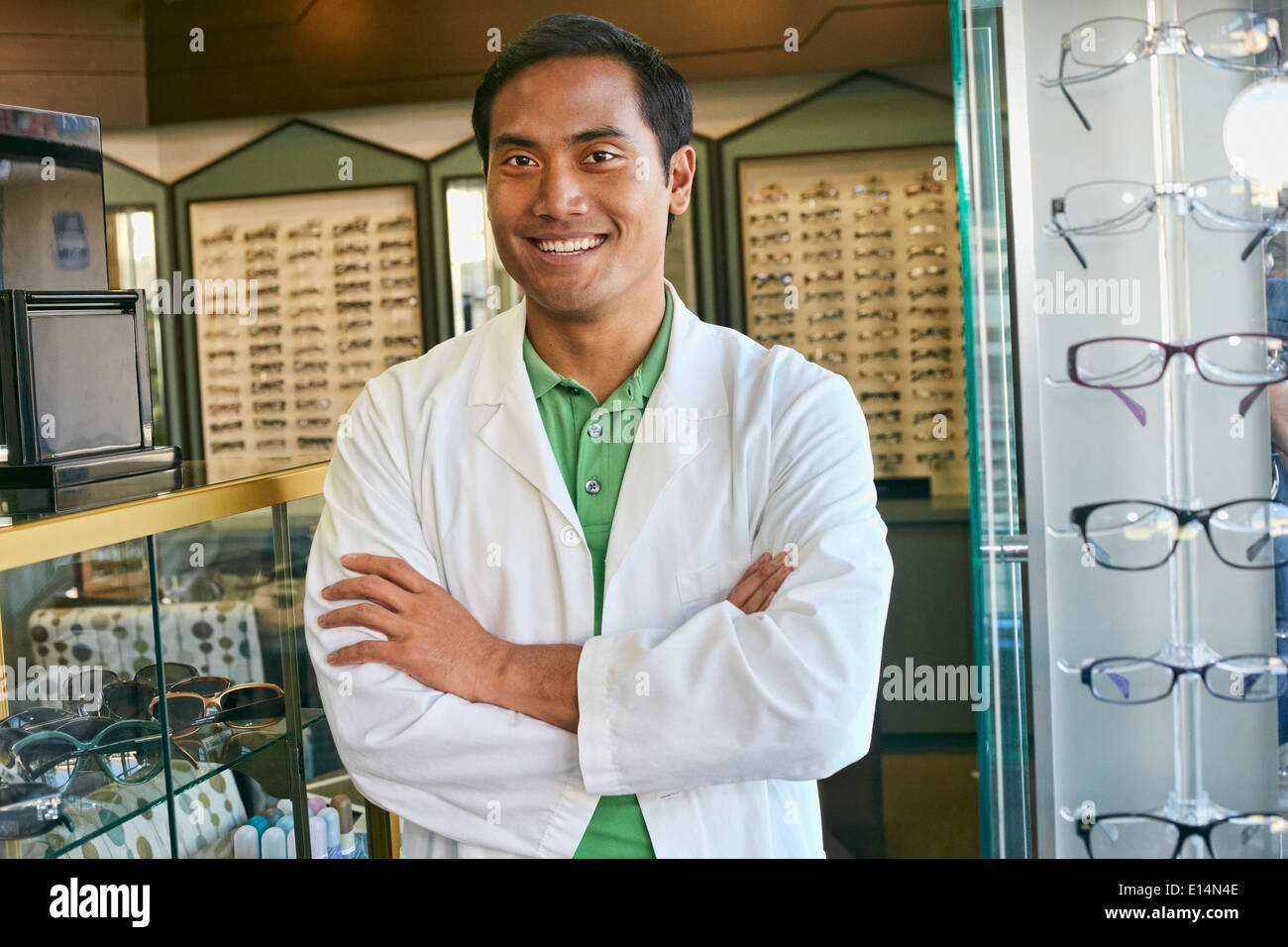 Optometrist patient hi-res stock photography and images - Alamy