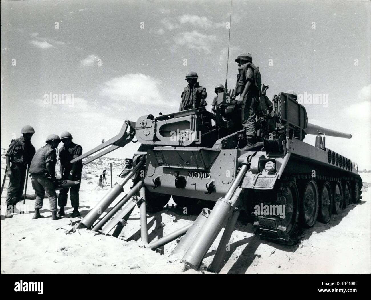 175mm gun hi-res stock photography and images - Alamy