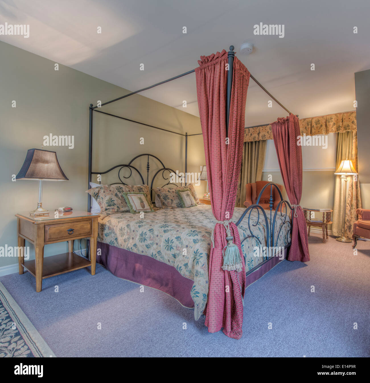 Four poster bed in home hi-res stock photography and images - Alamy