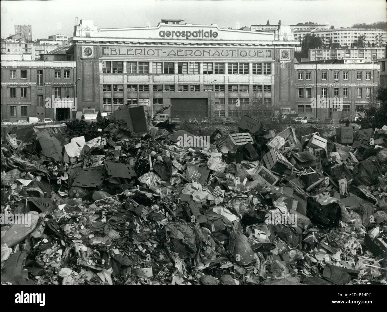Paris garbage hi-res stock photography and images - Alamy