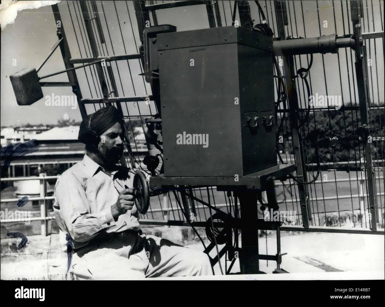 Apr. 18, 2012 - A Balloon tracker in Delhi, India, operating a ...