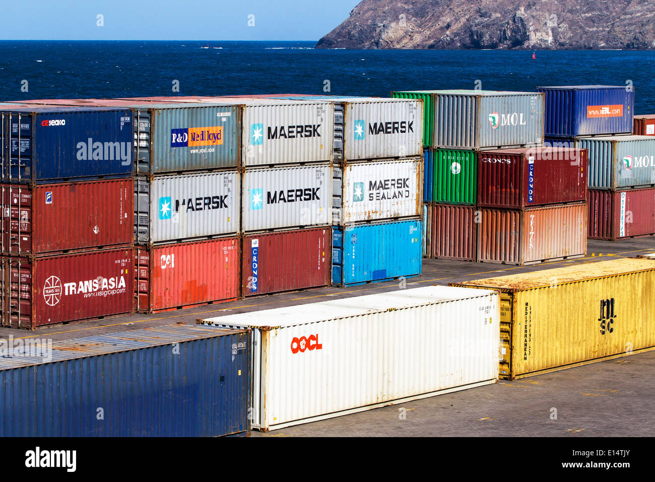 Containers on dockside hi-res stock photography and images - Alamy