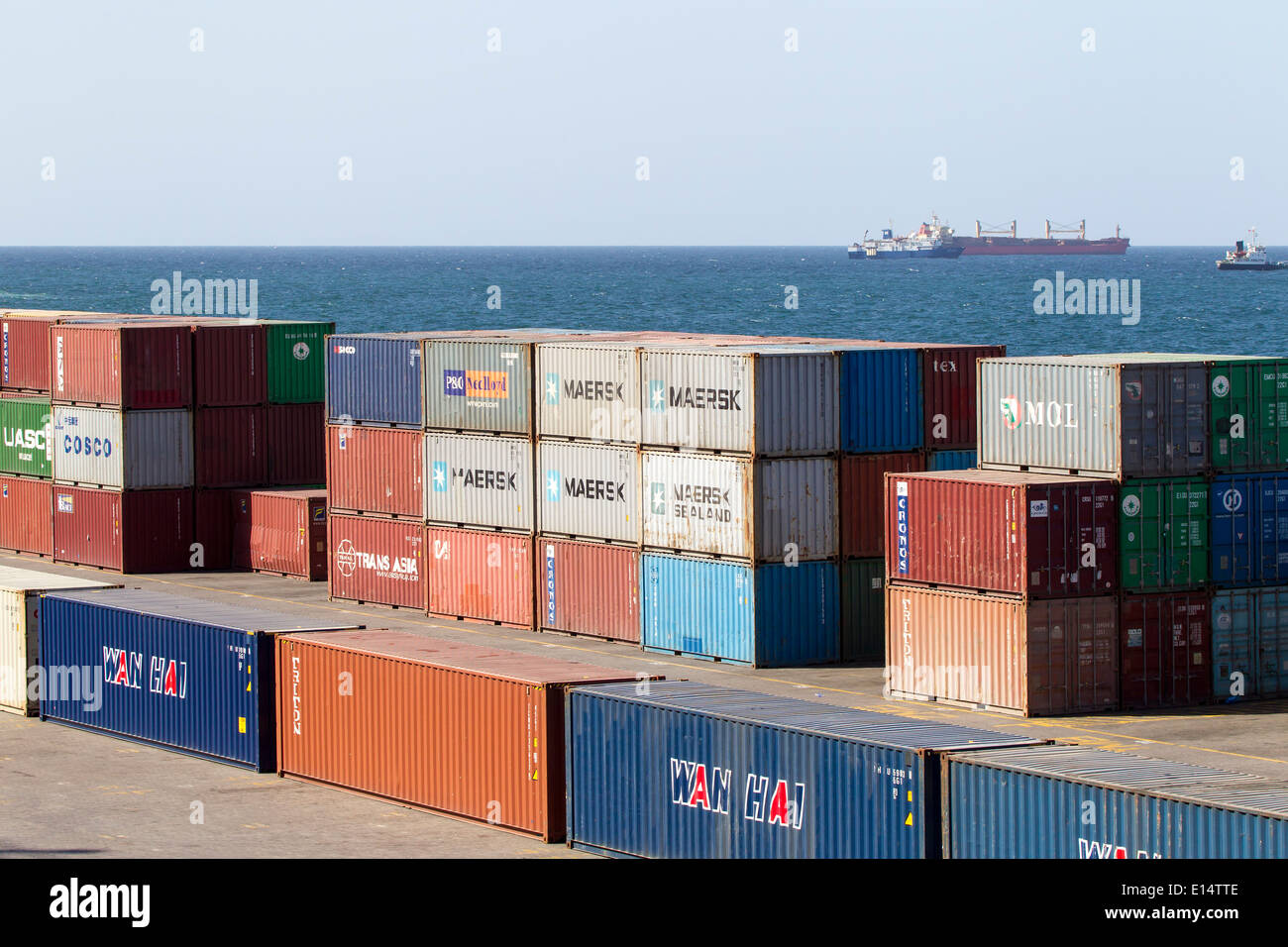 Containers on dockside hi-res stock photography and images - Alamy