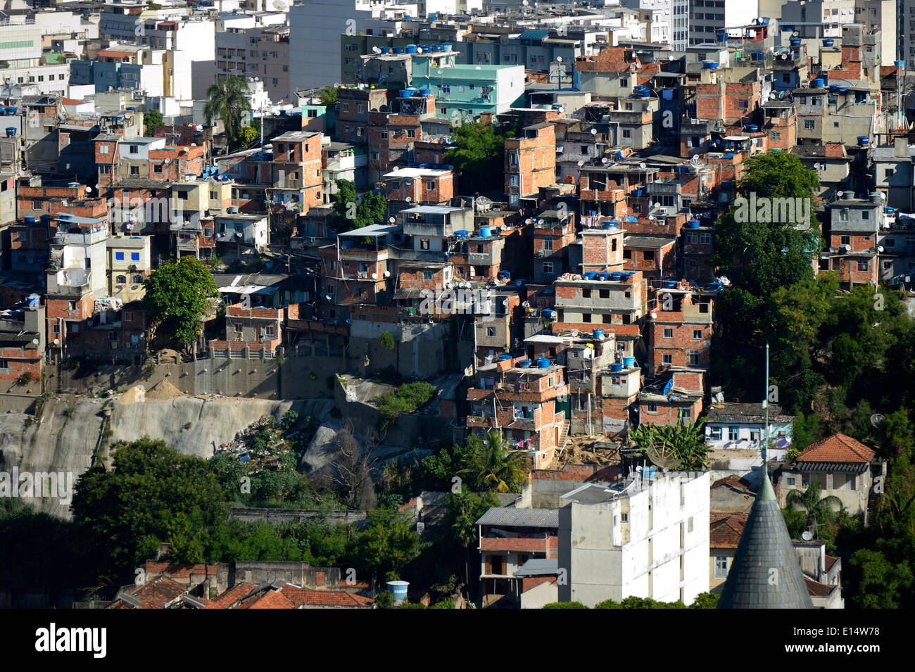 Rio de janeiro slum building hi-res stock photography and images - Alamy