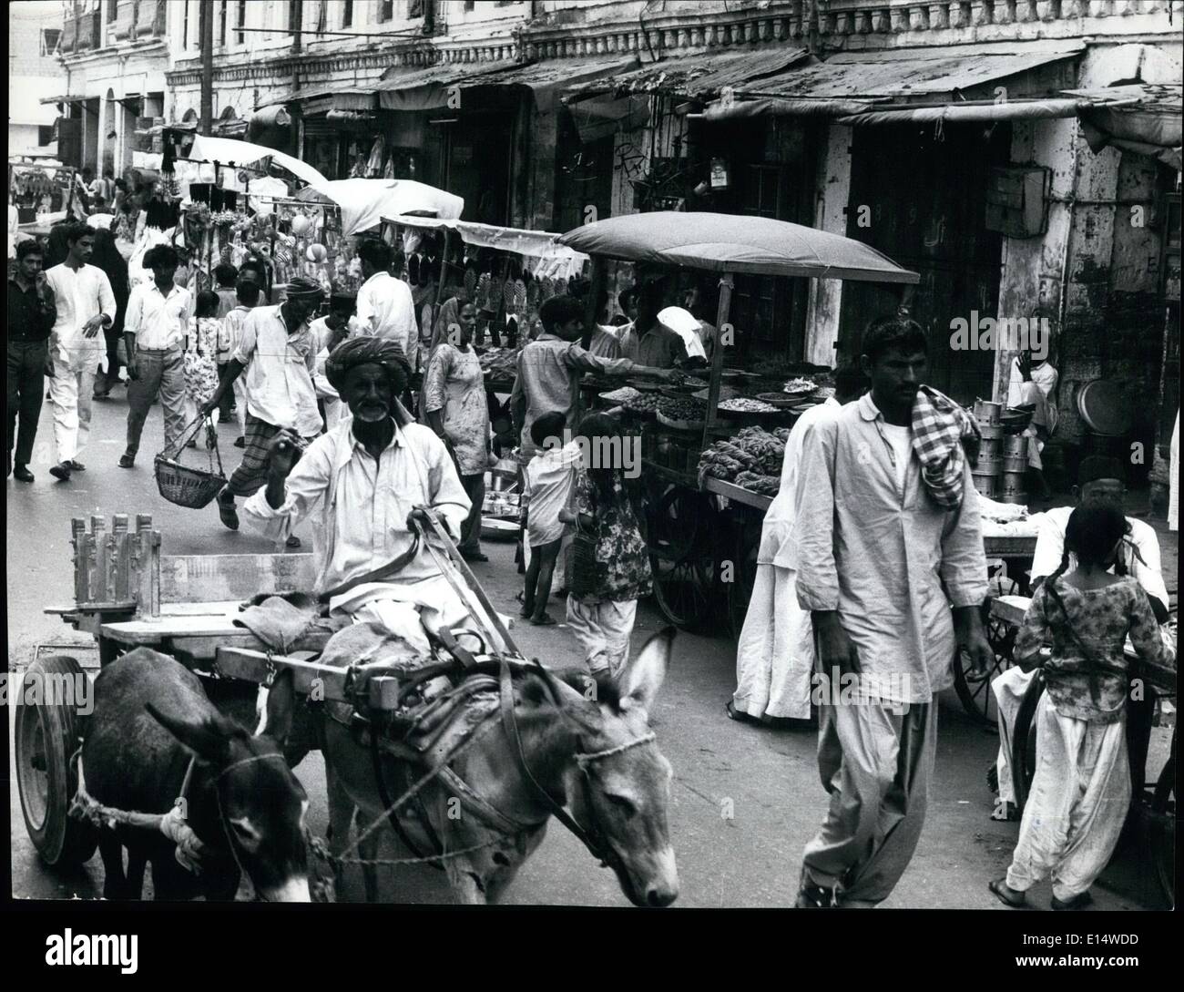 Historical pakistan street scene hi-res stock photography and images ...