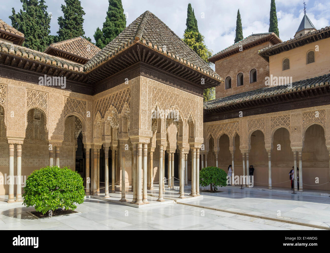 Palacio Nazaríes, Nasrid Palaces, Court of the Lions, Granada ...