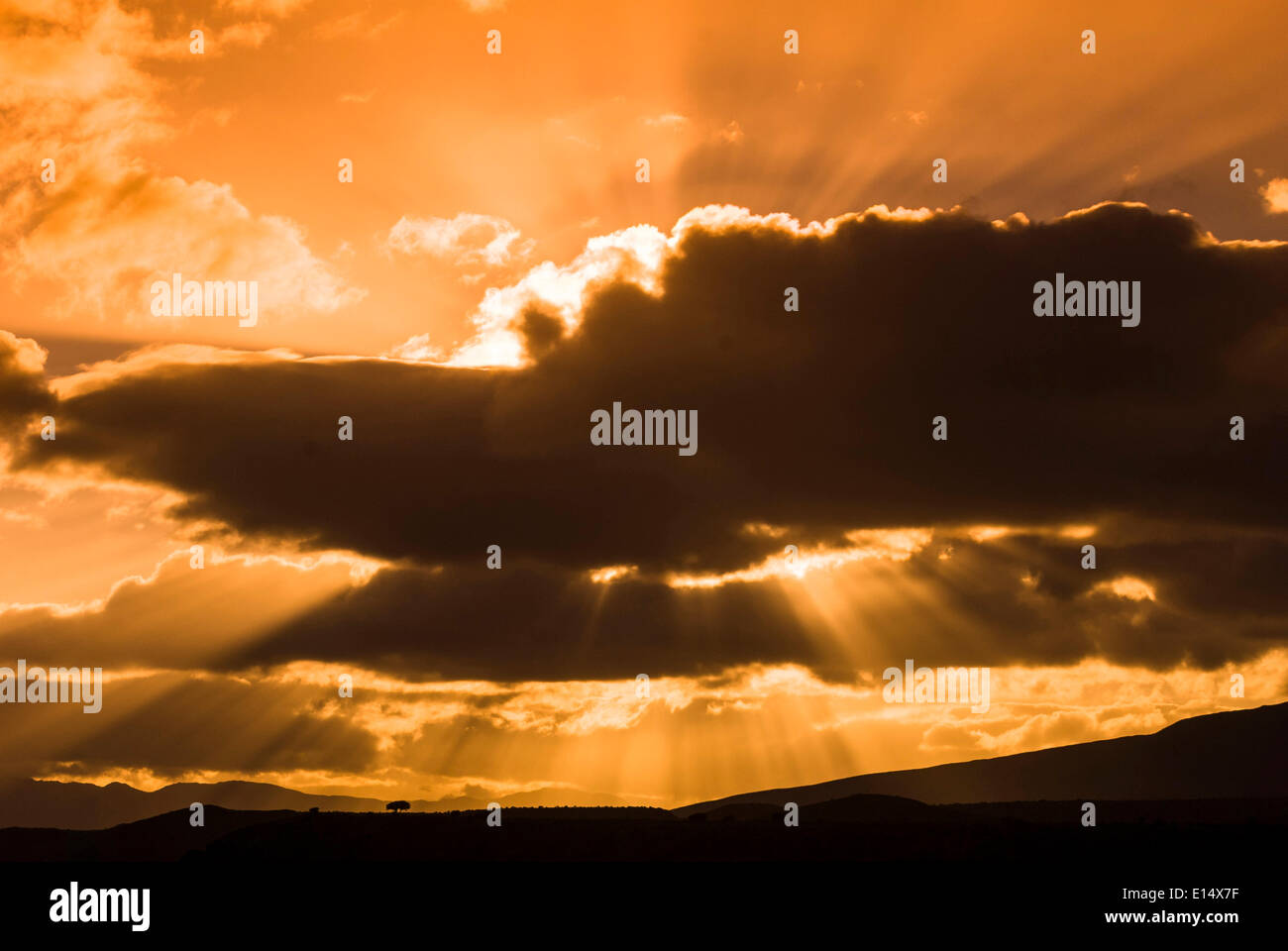 Rays of sun breaking through the cloud hi-res stock photography and ...