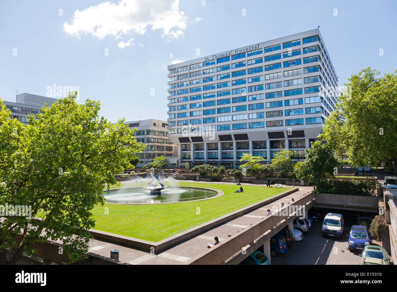 St. Thomas' Hospital exterior with fountain and garden Stock Photo - Alamy