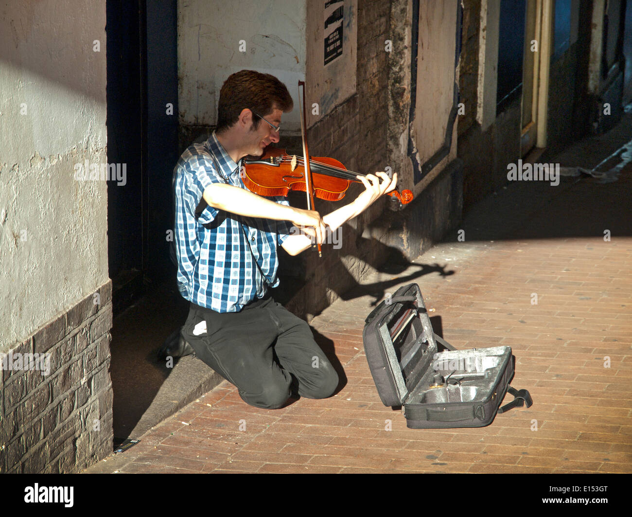 Street musician plays violin hi-res stock photography and images - Alamy