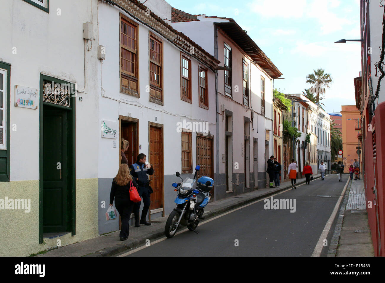 Walking through colonial streets in the old city center of La Laguna ...