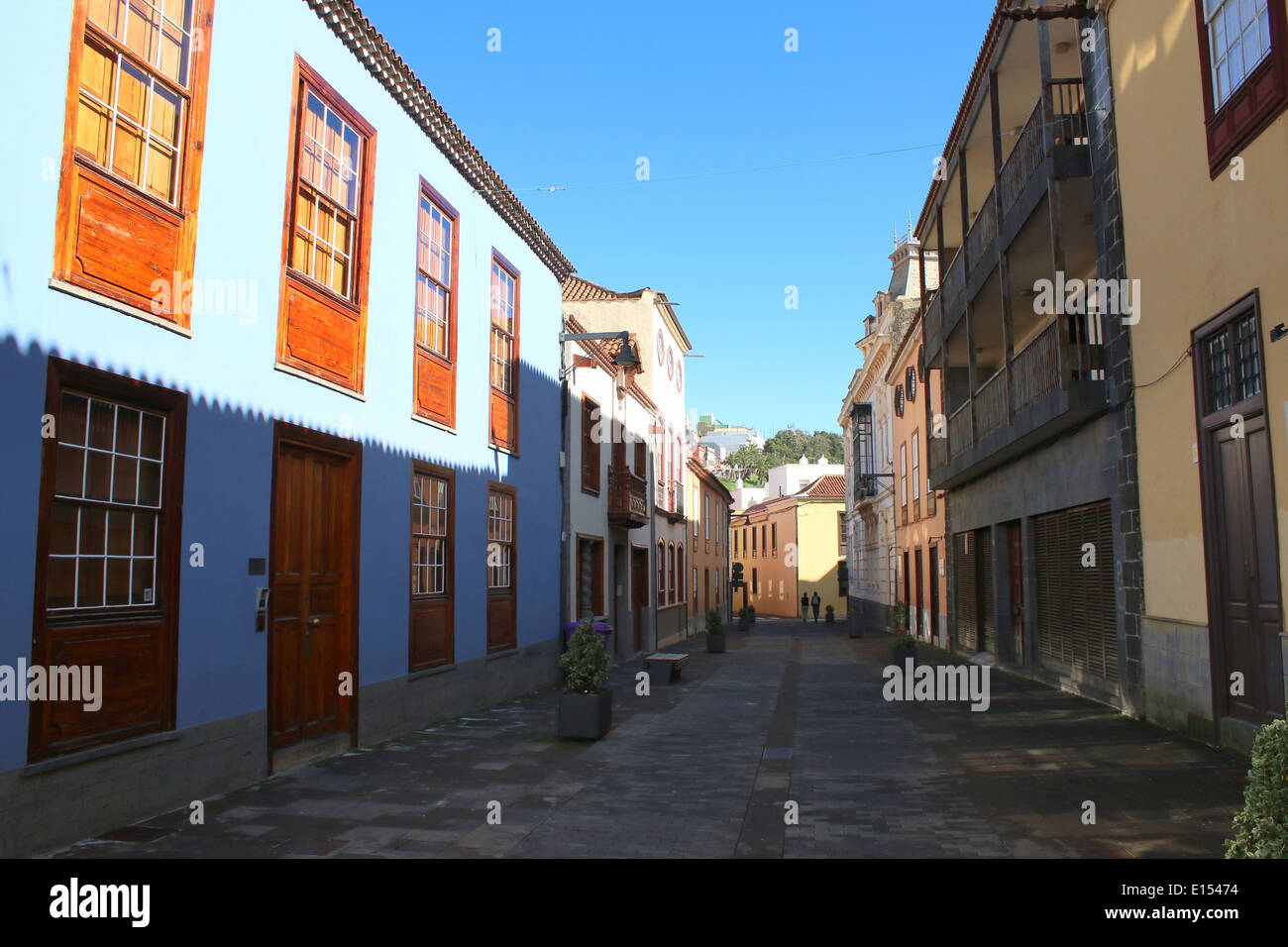 Walking through colonial streets in the old city center of La Laguna ...