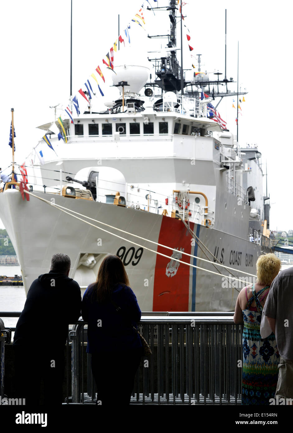 New York, USA. 21st May, 2014. The U.S. Coast Guard ship "Katherine Walker" sails up the Hudson ...