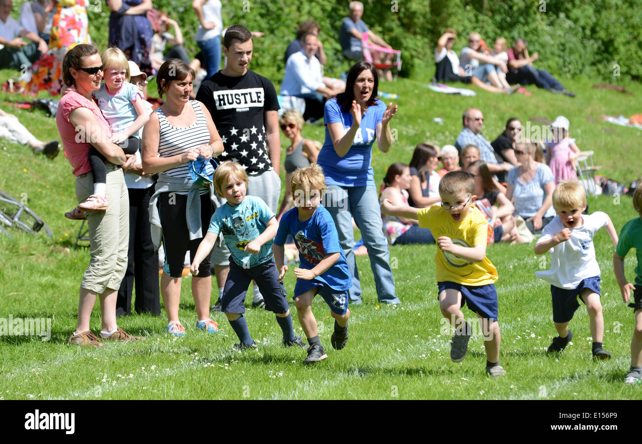 Primary School sports day boys running race junior Uk Stock Photo - Alamy