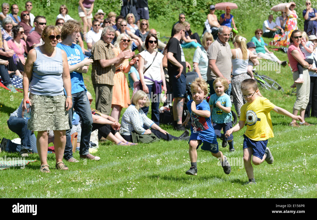 Primary School sports day boys running race junior Uk Stock Photo - Alamy
