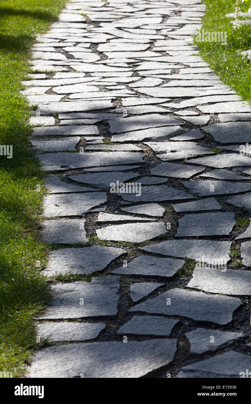 Stepping stone path in lawn hi-res stock photography and images - Alamy