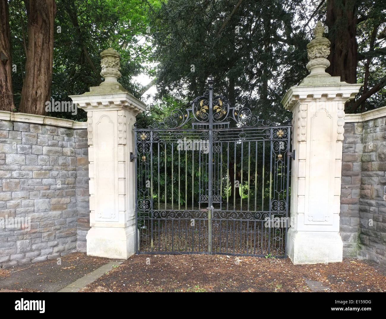 Large house and gates hi-res stock photography and images - Alamy