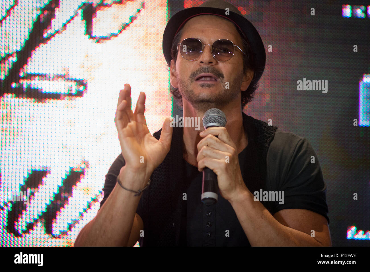 Mexico City, Mexico. 22nd May, 2014. Guatemalan singer Ricardo Arjona ...