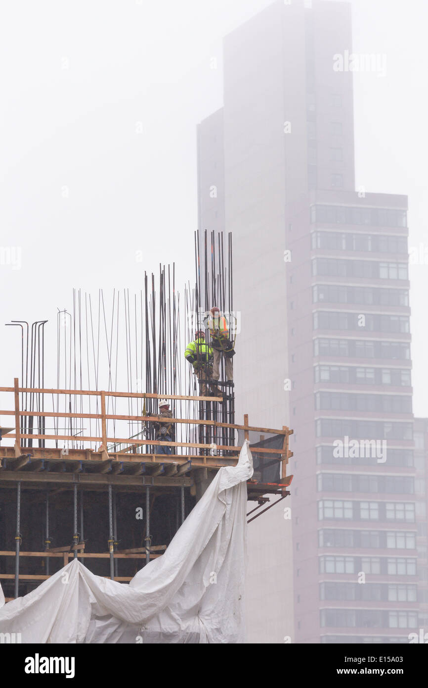 High rise building construction worker hi-res stock photography and ...