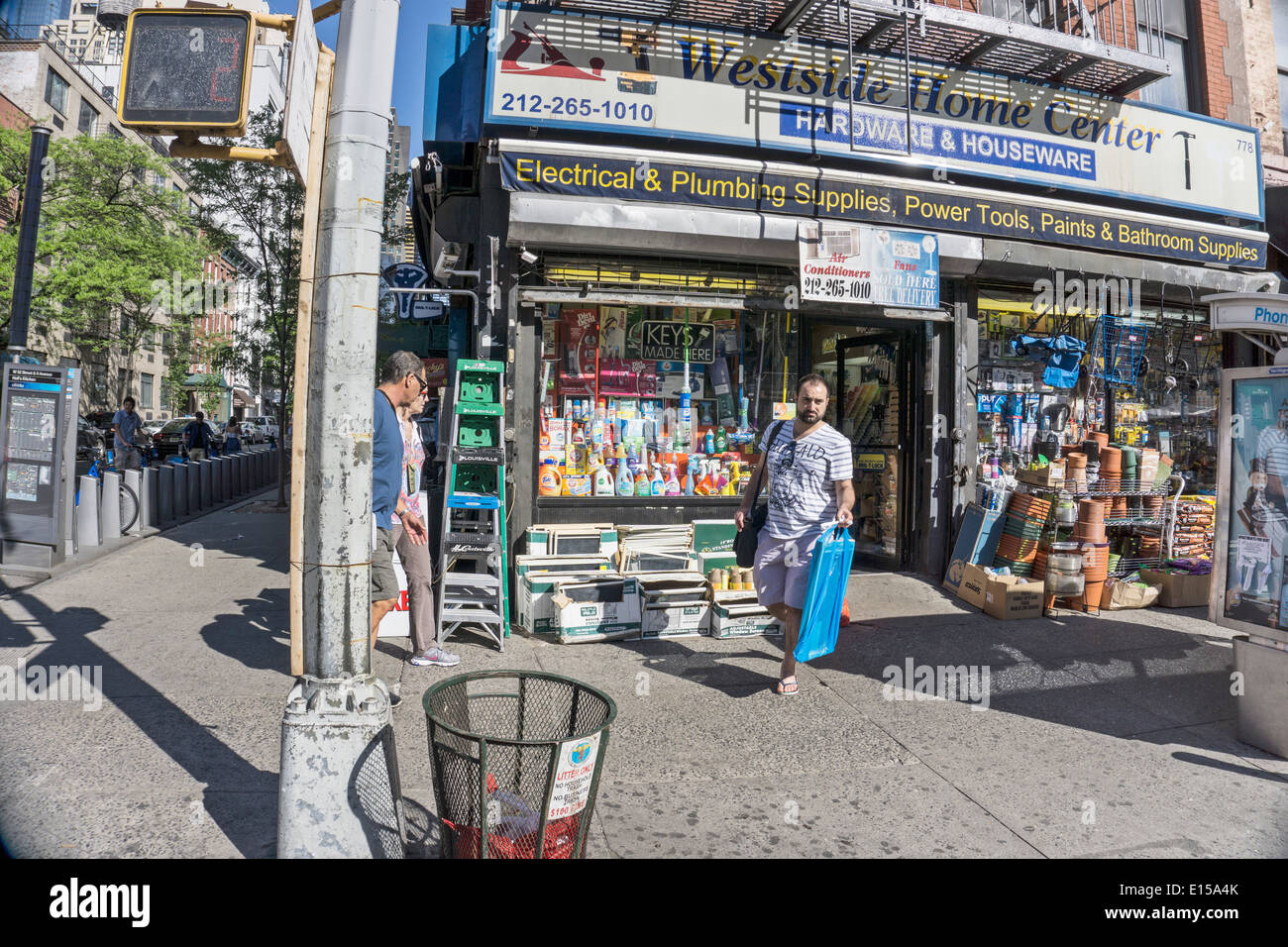 New york shop street corner hi-res stock photography and images - Alamy