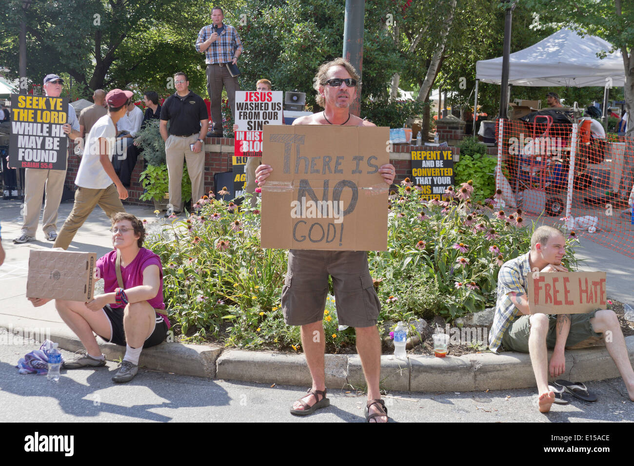 Opposing free speech hi-res stock photography and images - Alamy