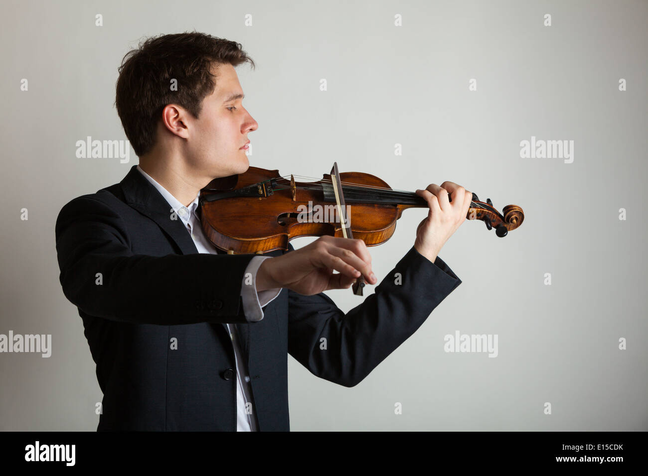 Man violinist playing violin. Classical music art Stock Photo - Alamy