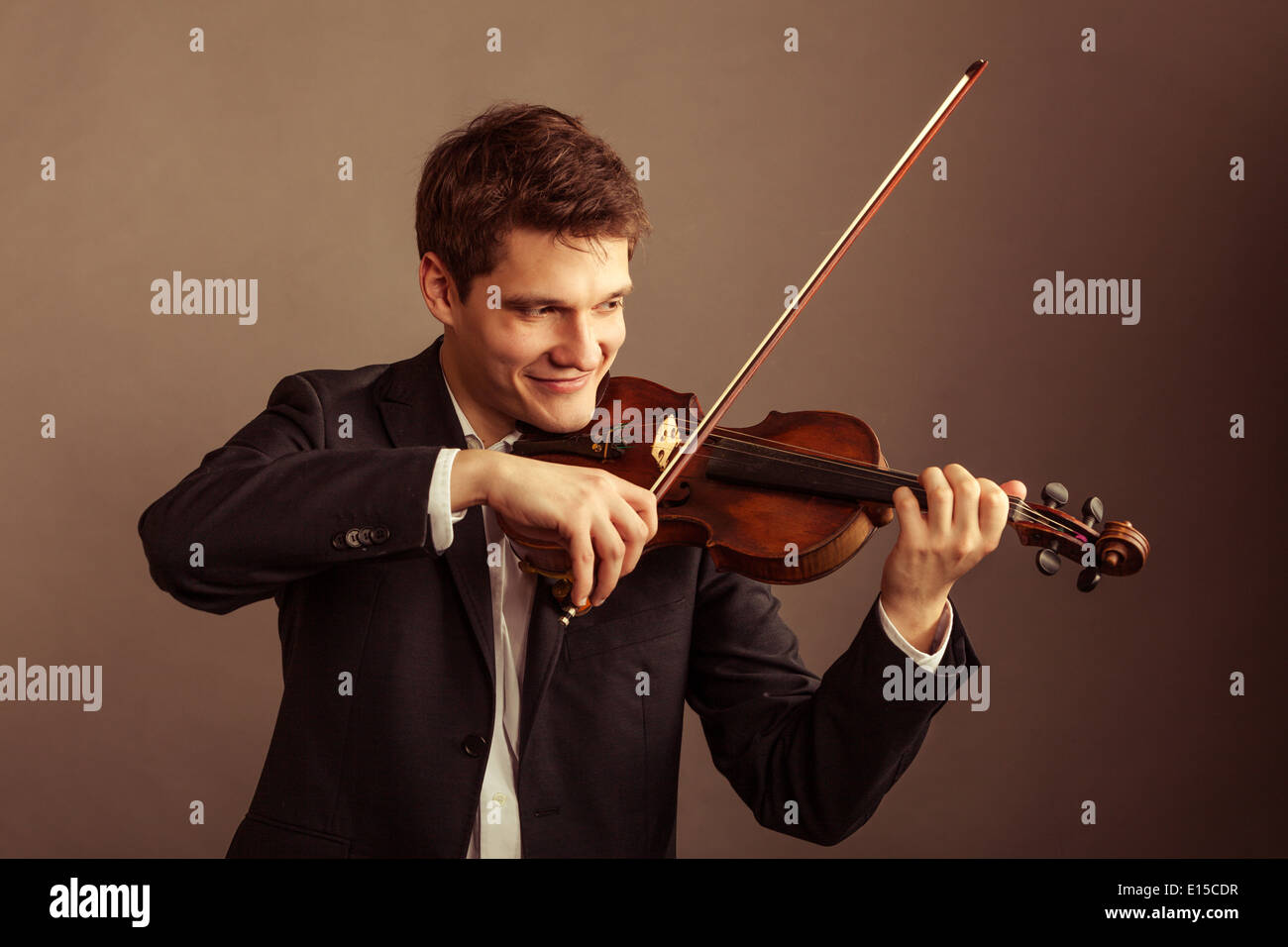 Man violinist playing violin. Classical music art Stock Photo - Alamy