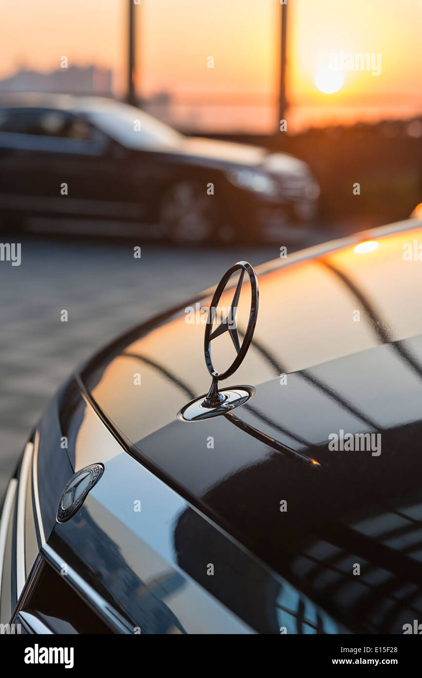 China, Hong Kong, front of a Mercedes in sunset in front of a htoel in ...