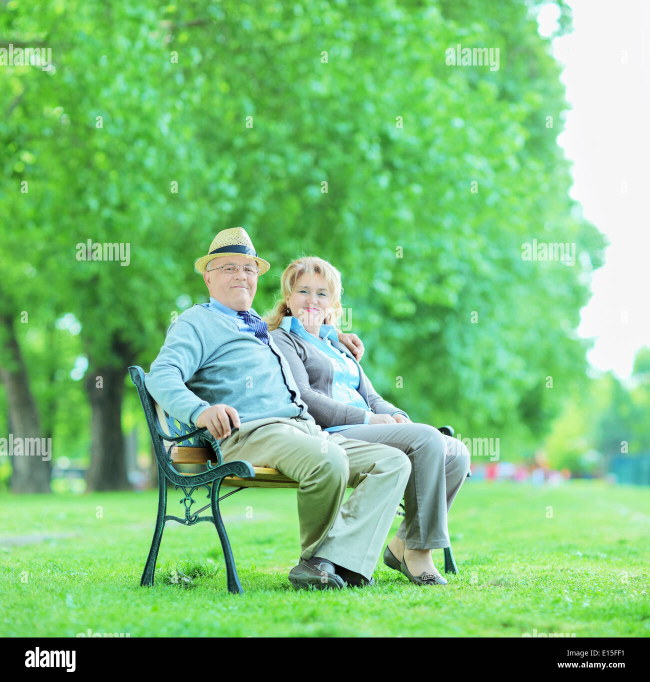 Old couple bench hi-res stock photography and images - Alamy