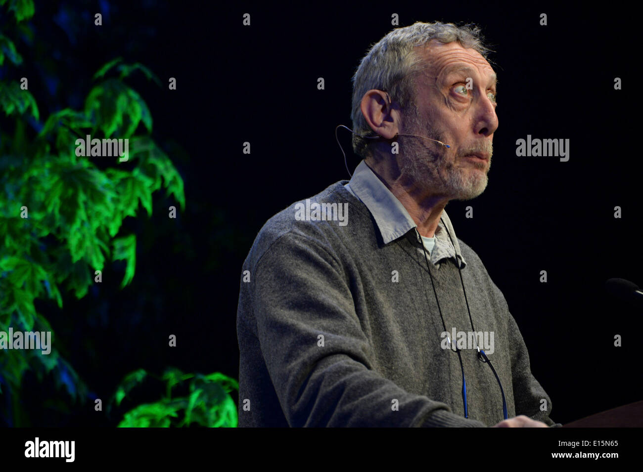 Michael rosen reading to children hi-res stock photography and images ...