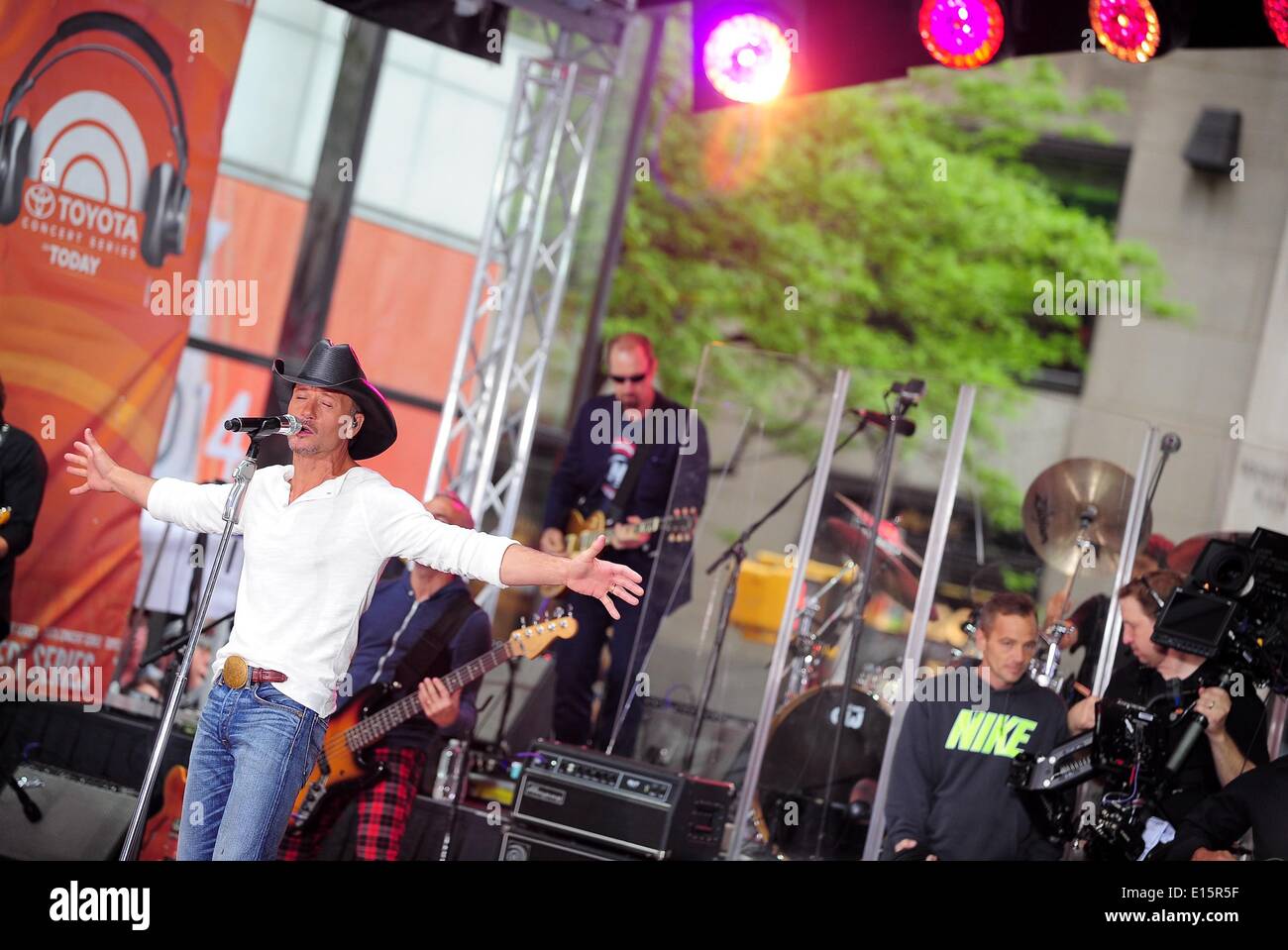New York, NY, USA. 23rd May, 2014. Tim McGraw on stage for NBC Today ...