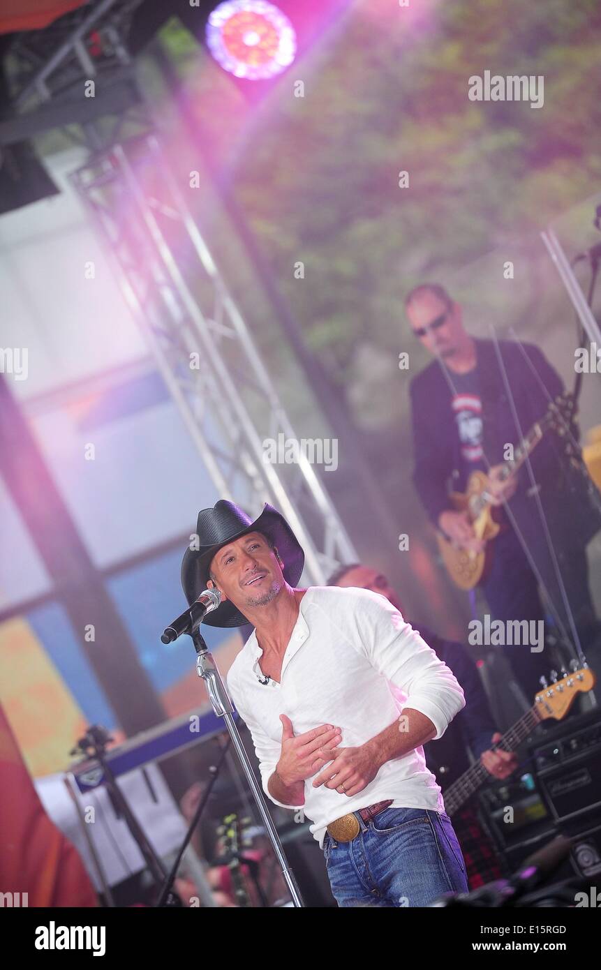 New York, NY, USA. 23rd May, 2014. Tim McGraw on stage for NBC Today ...