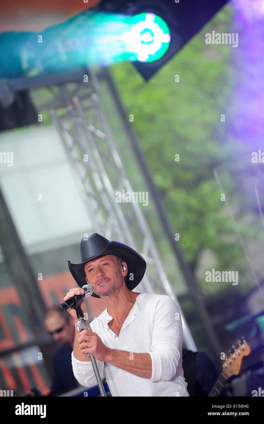 New York, NY, USA. 23rd May, 2014. Tim McGraw on stage for NBC Today ...