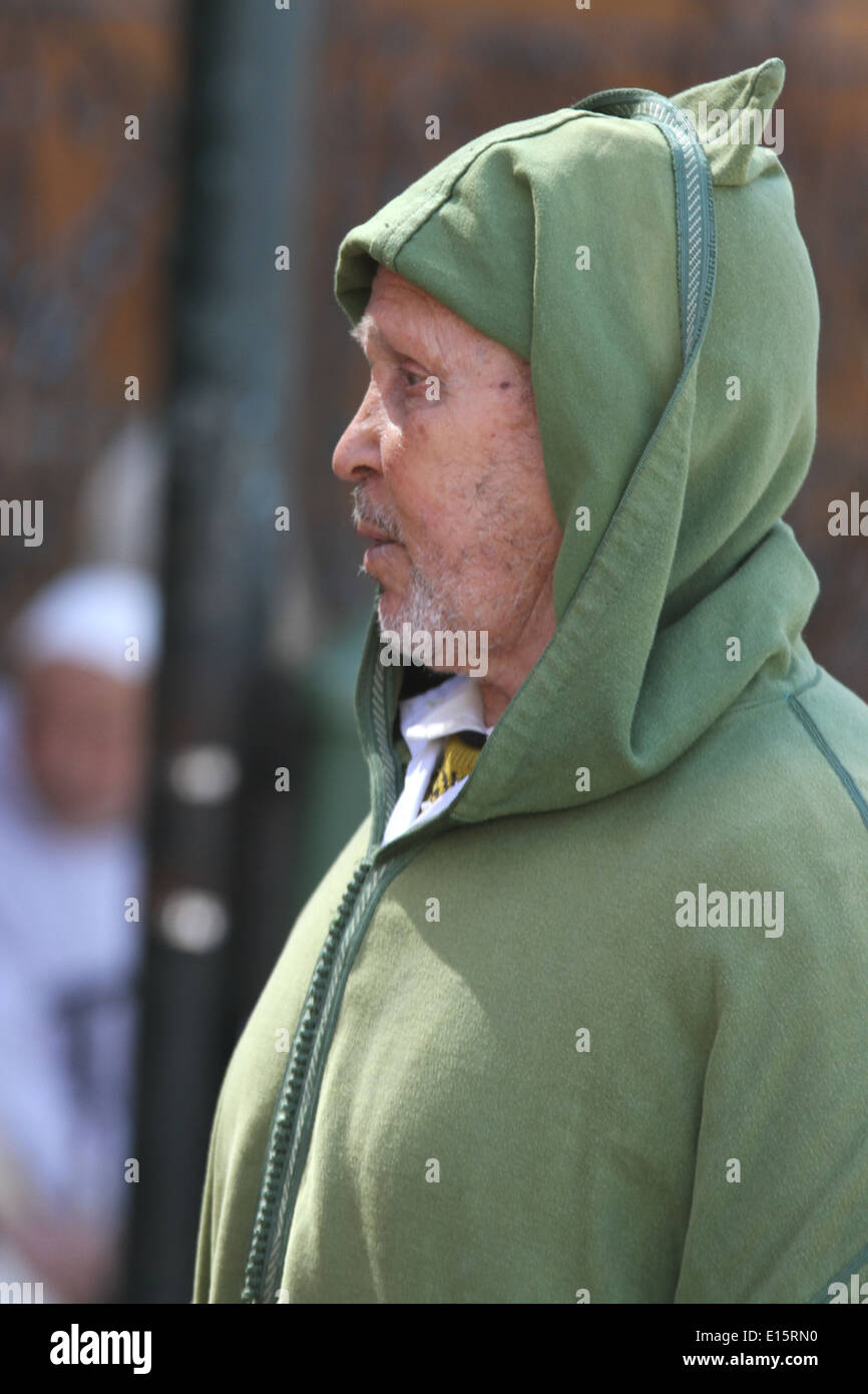 Men wearing djellaba hi-res stock photography and images - Alamy