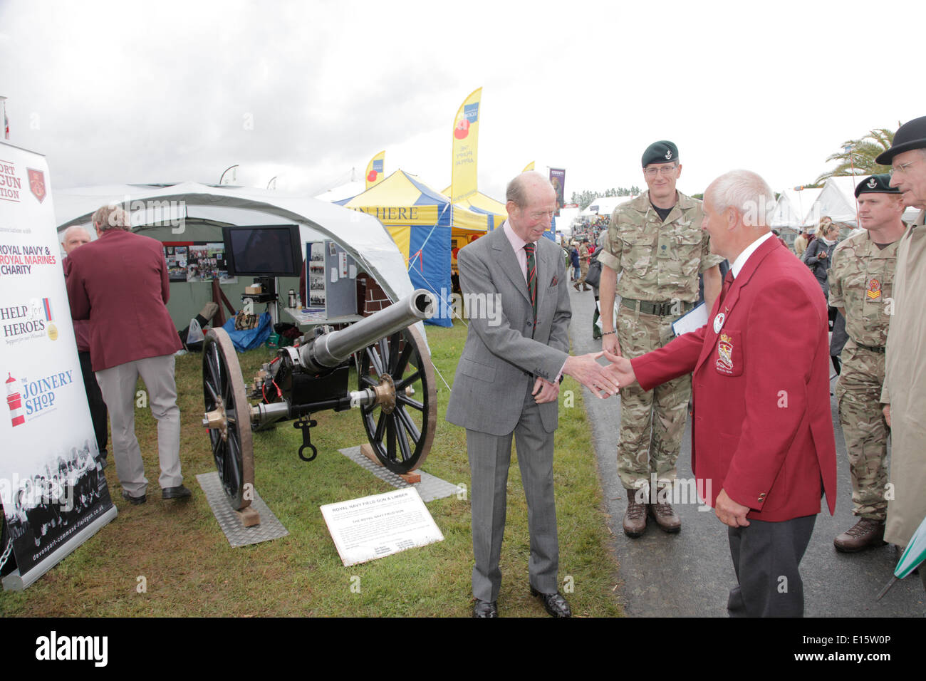 Royal navy field gun hi-res stock photography and images - Alamy