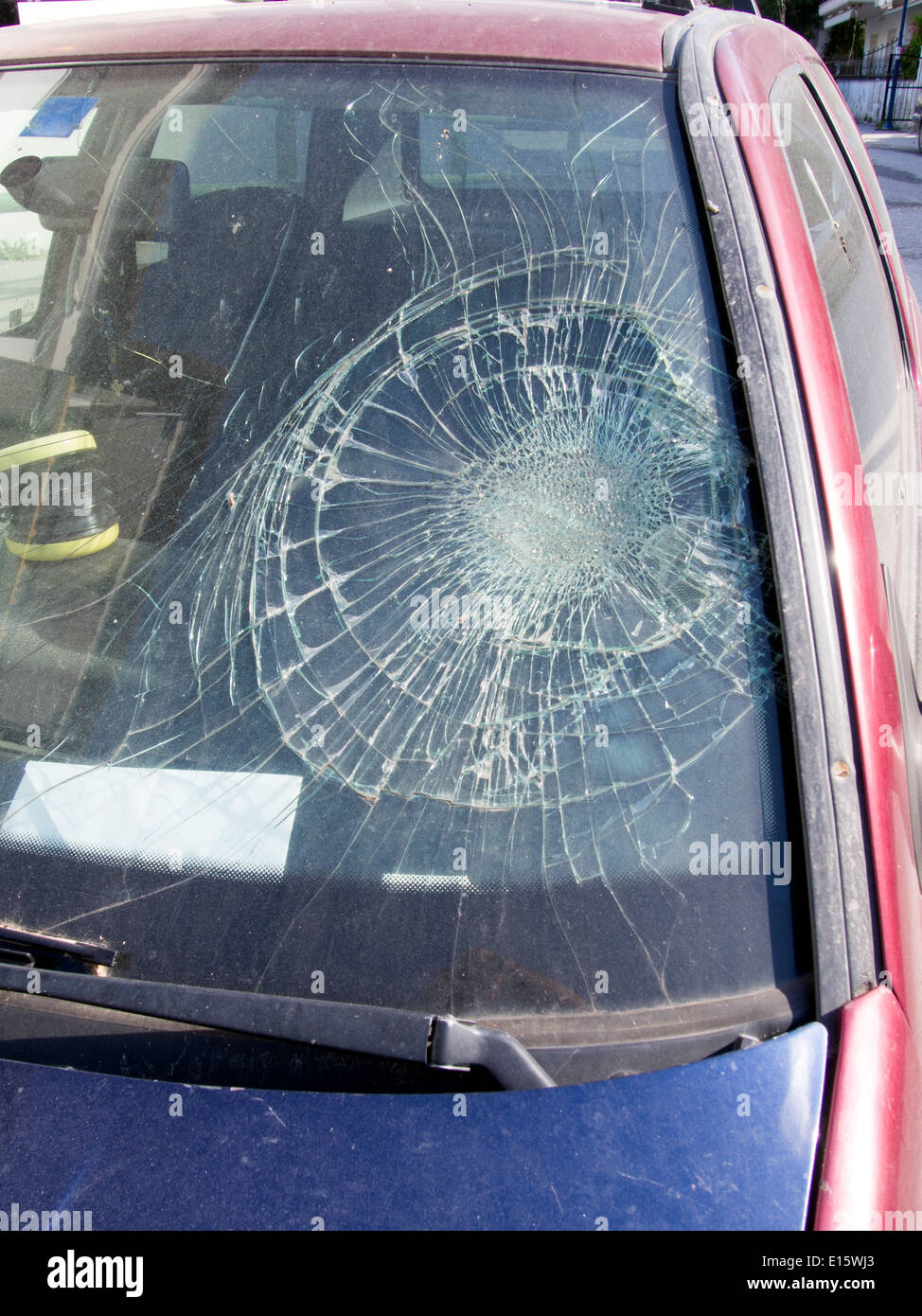 Damaged car windscreen Stock Photo - Alamy