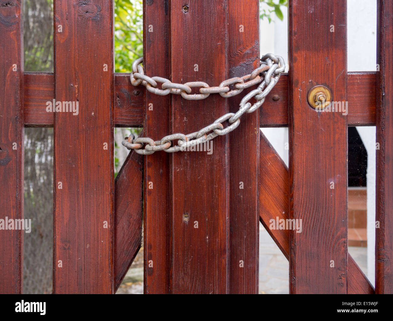Chain link and wood fence hi-res stock photography and images - Alamy