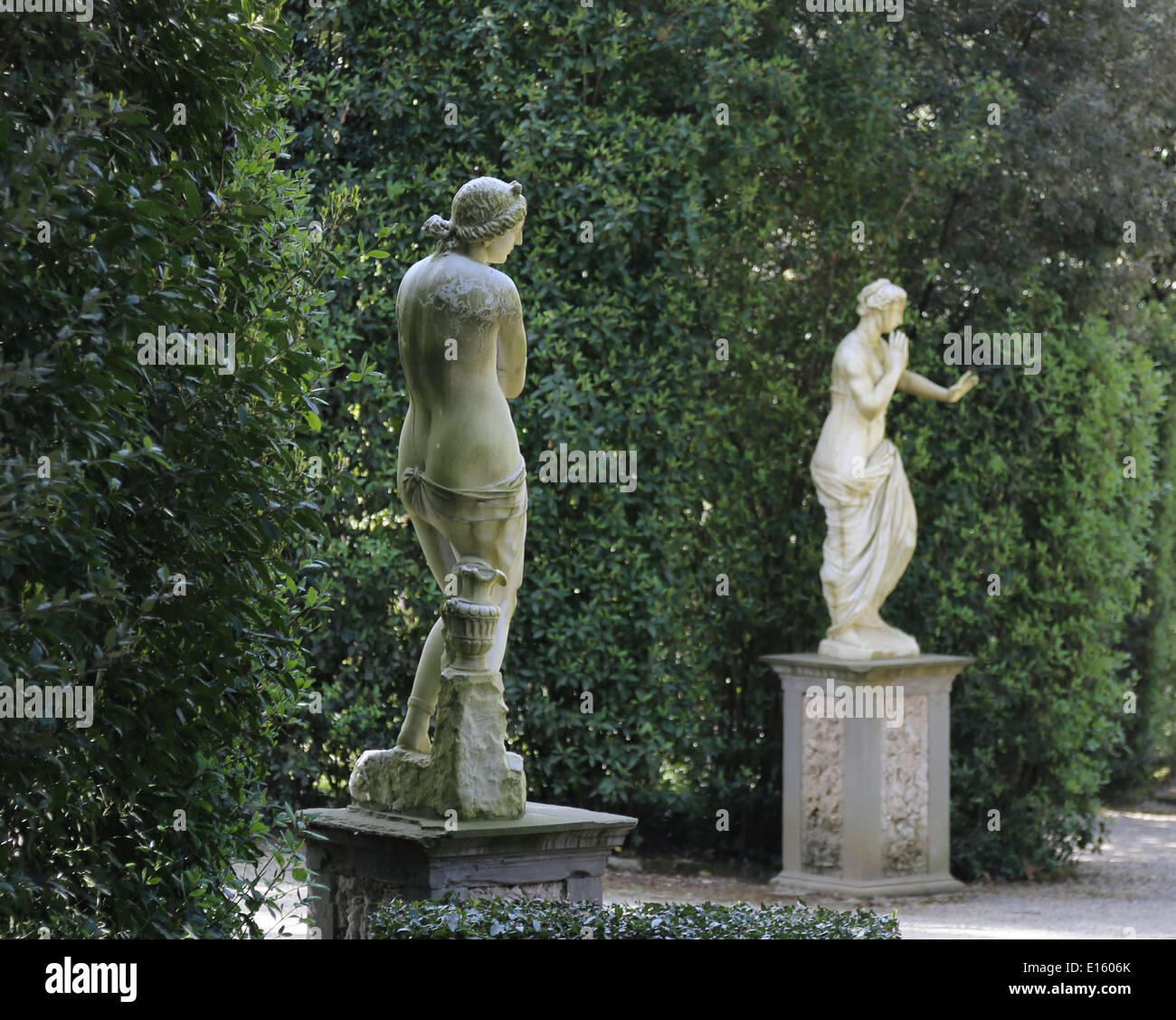 Path with statue hi-res stock photography and images - Alamy