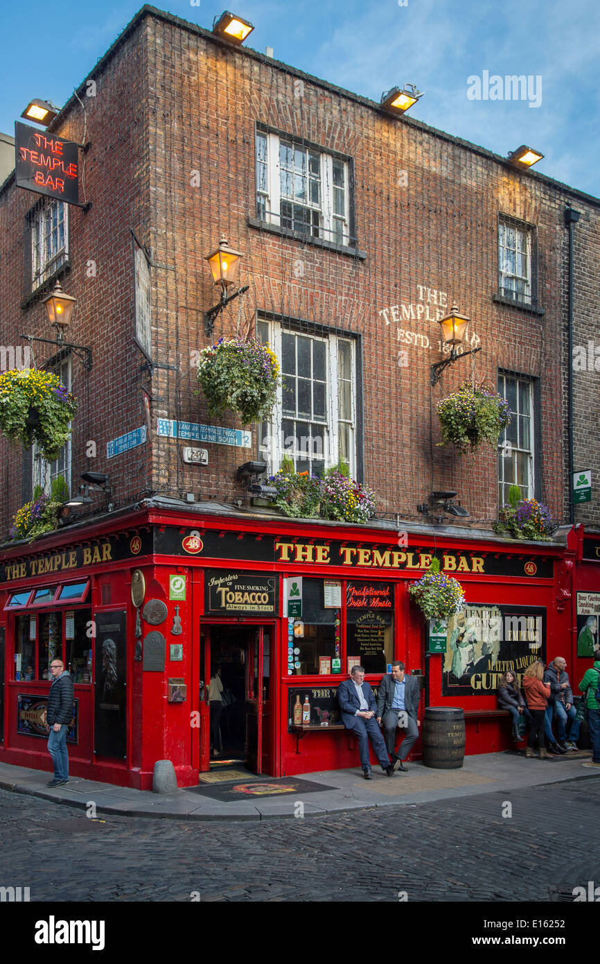 Red brick building temple bar hi-res stock photography and images - Alamy