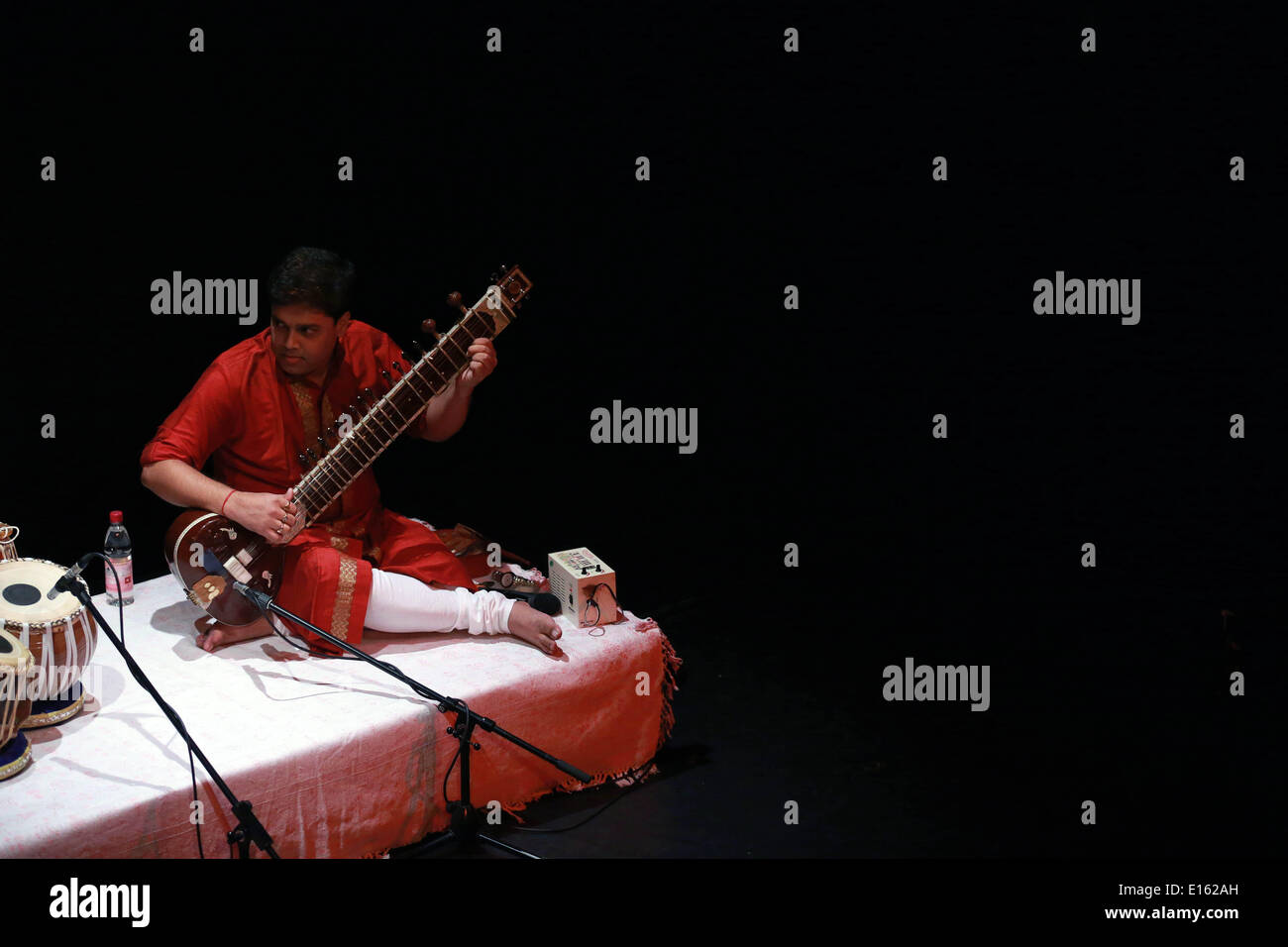 Sitar player hi-res stock photography and images - Alamy