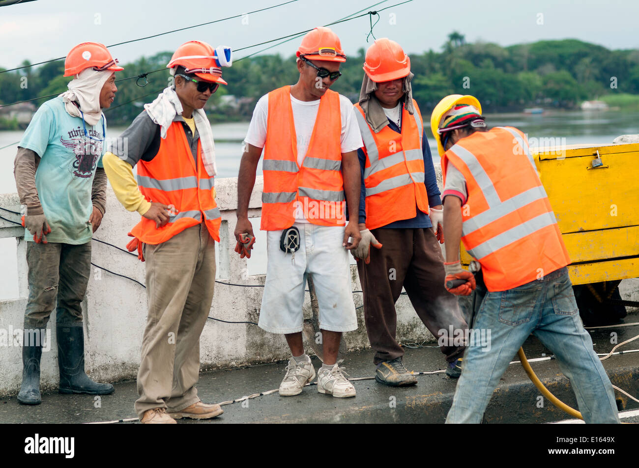 workmen on Magsaysay Bridge, Agusan river, Butuan, Philippines Stock ... workmen on Magsaysay Bridge, Agusan river, Butuan, Philippines Stock ...