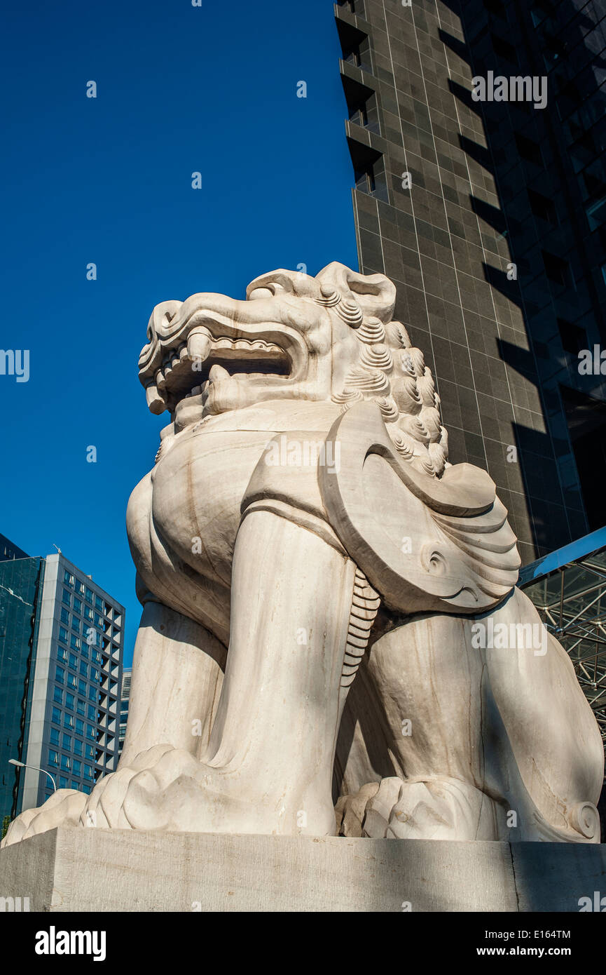 Lion statue in front gate hi-res stock photography and images - Alamy