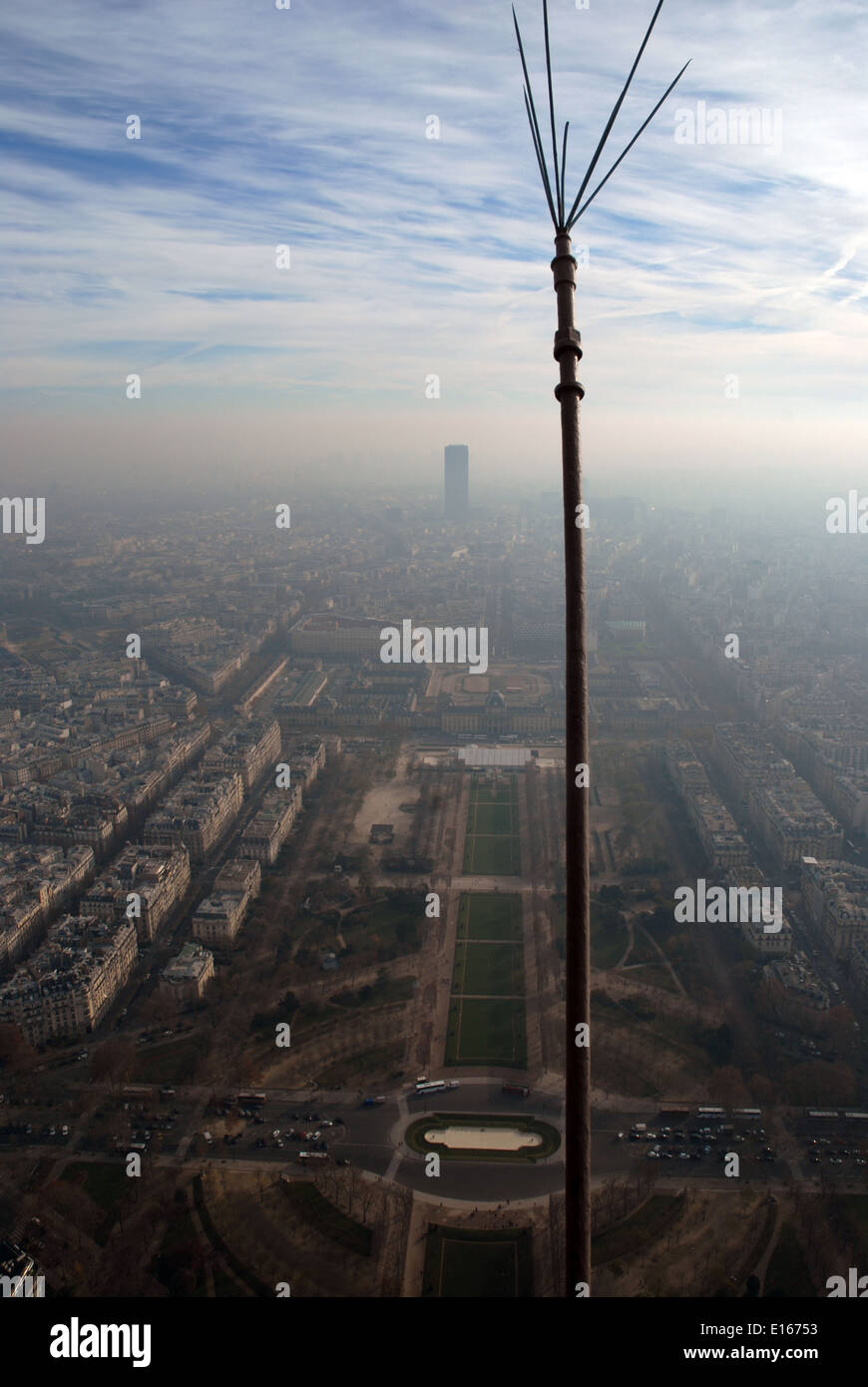 France paris eiffel tower lightning hi-res stock photography and images ...