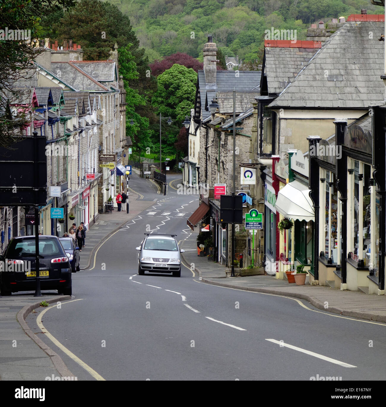 Row of shops uk exterior hi-res stock photography and images - Alamy