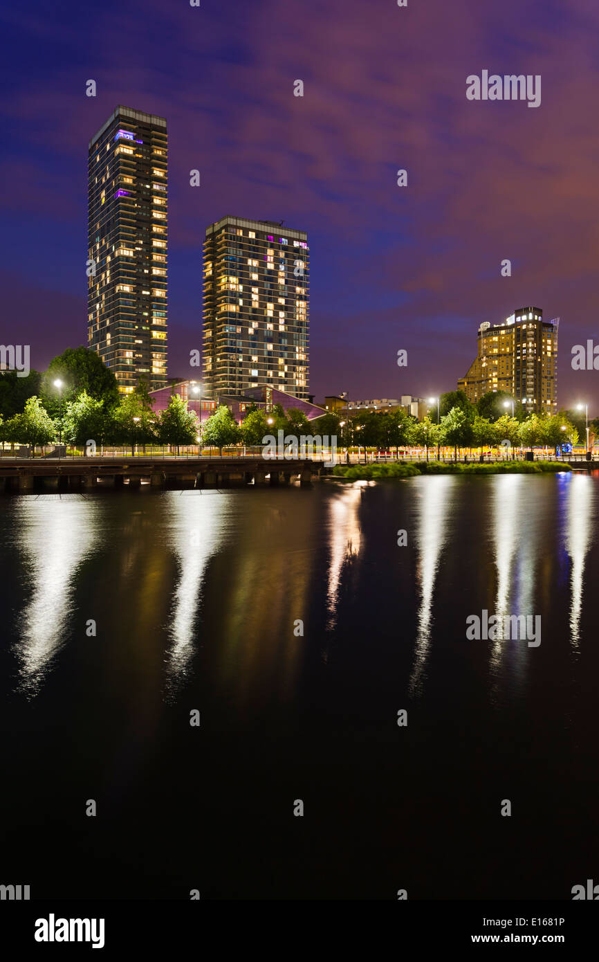 Apartment buildings in the modern Canary Wharf quarter with reflection ...