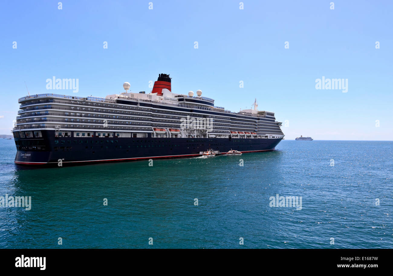 Queen elizabeth islands ship hi-res stock photography and images - Alamy