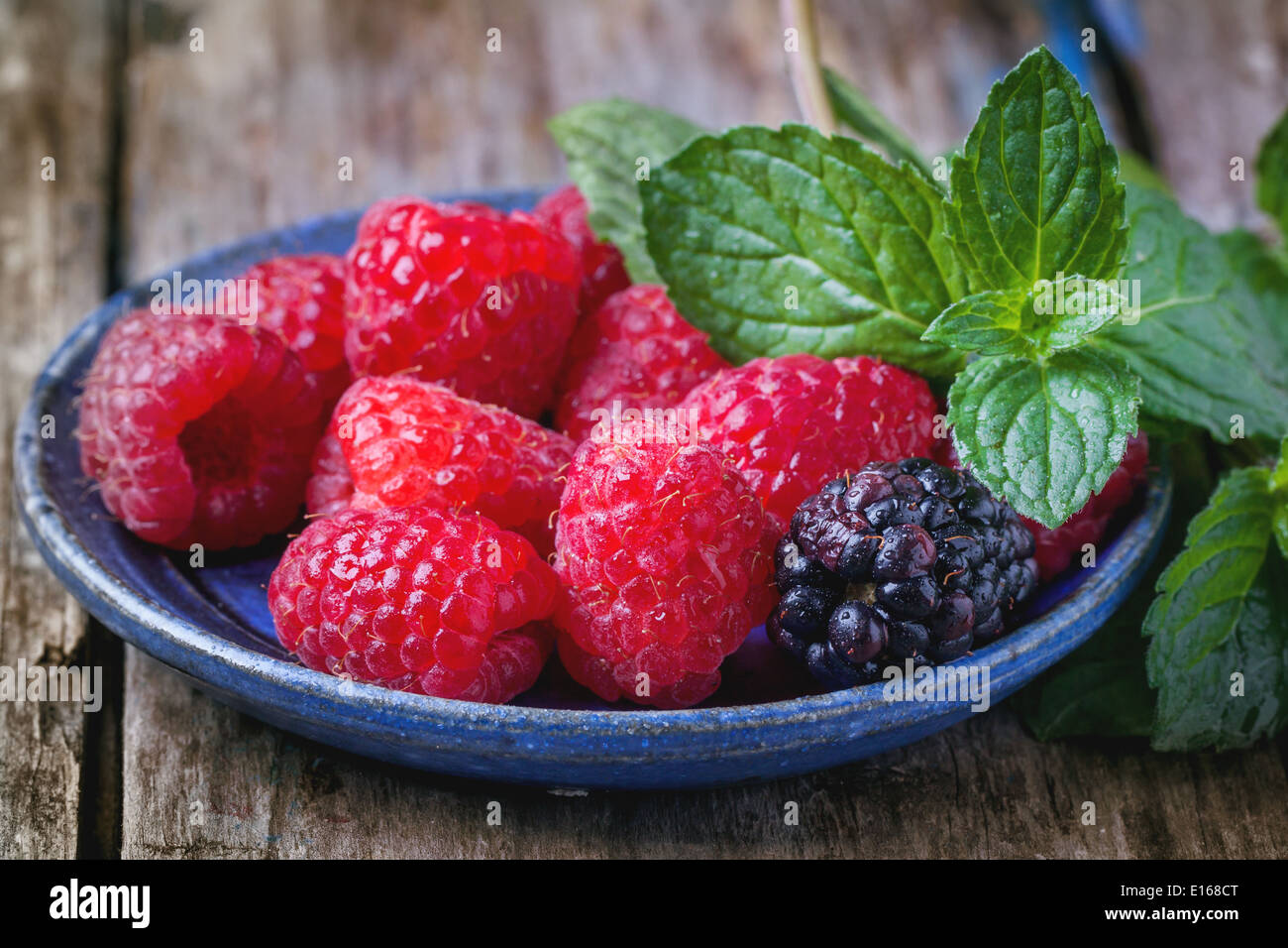 Plate of raspberries and blackberries Stock Photo - Alamy